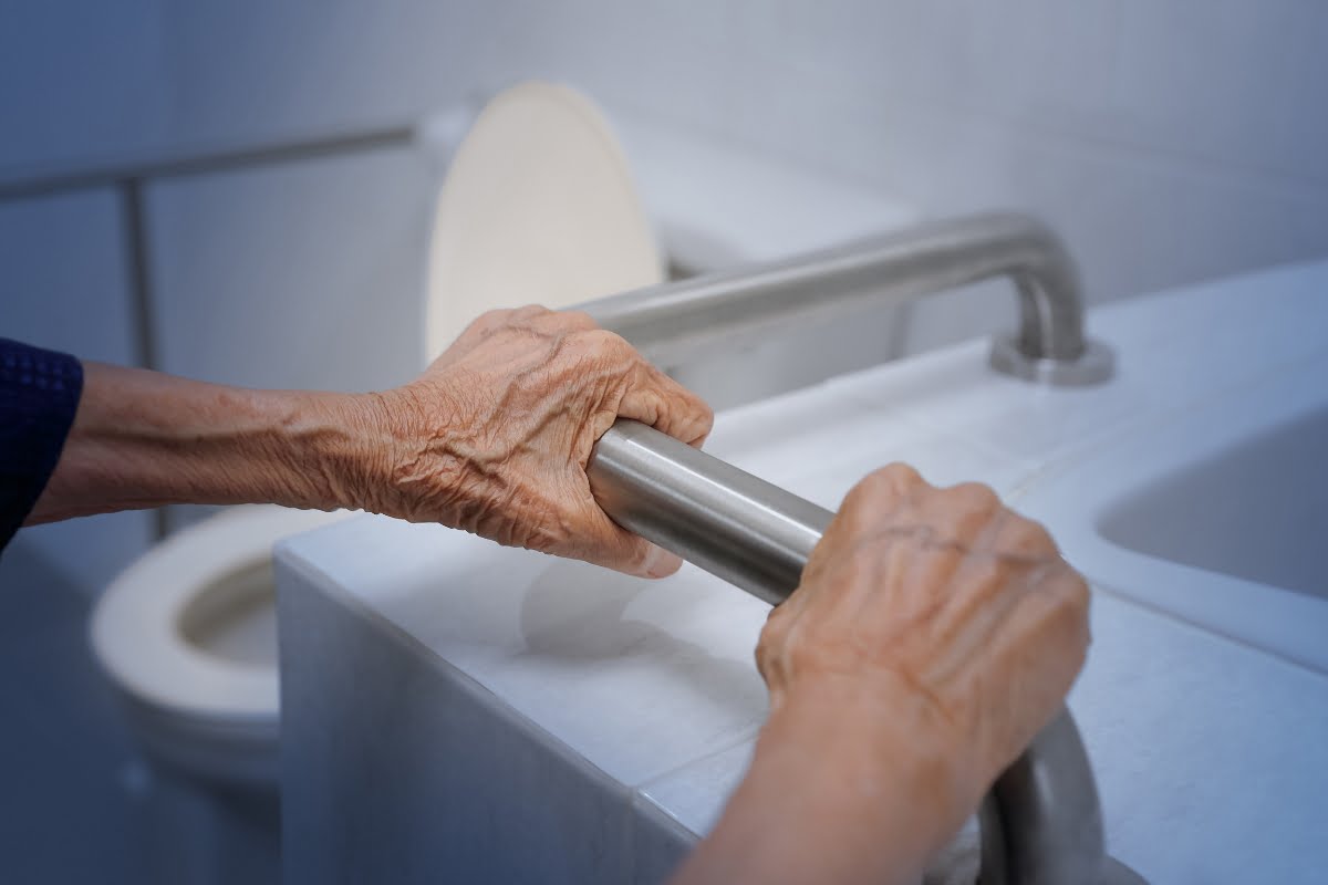Safe Bathroom Design for Elderly: Zeus's Top Tips in 2025